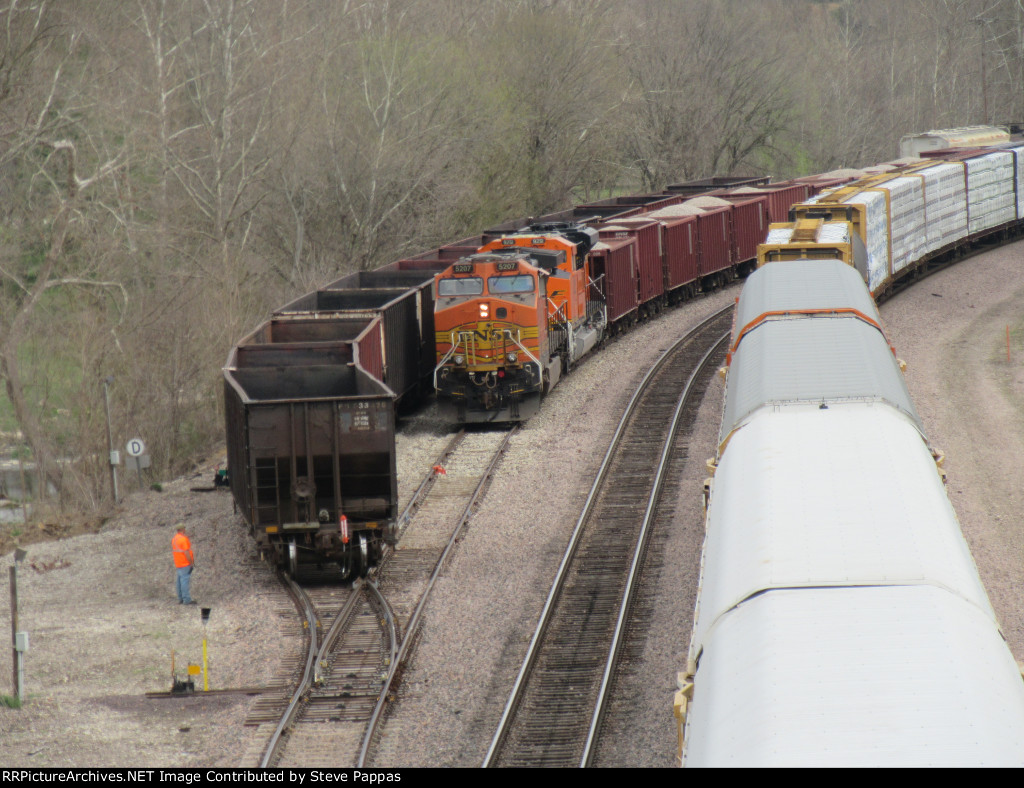 BNSF 5207 waiting for the empties to get out of the way